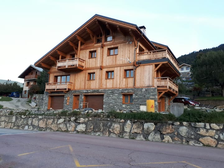 Chalet Montagnard Comprenant 2 Appartements - La Léchère