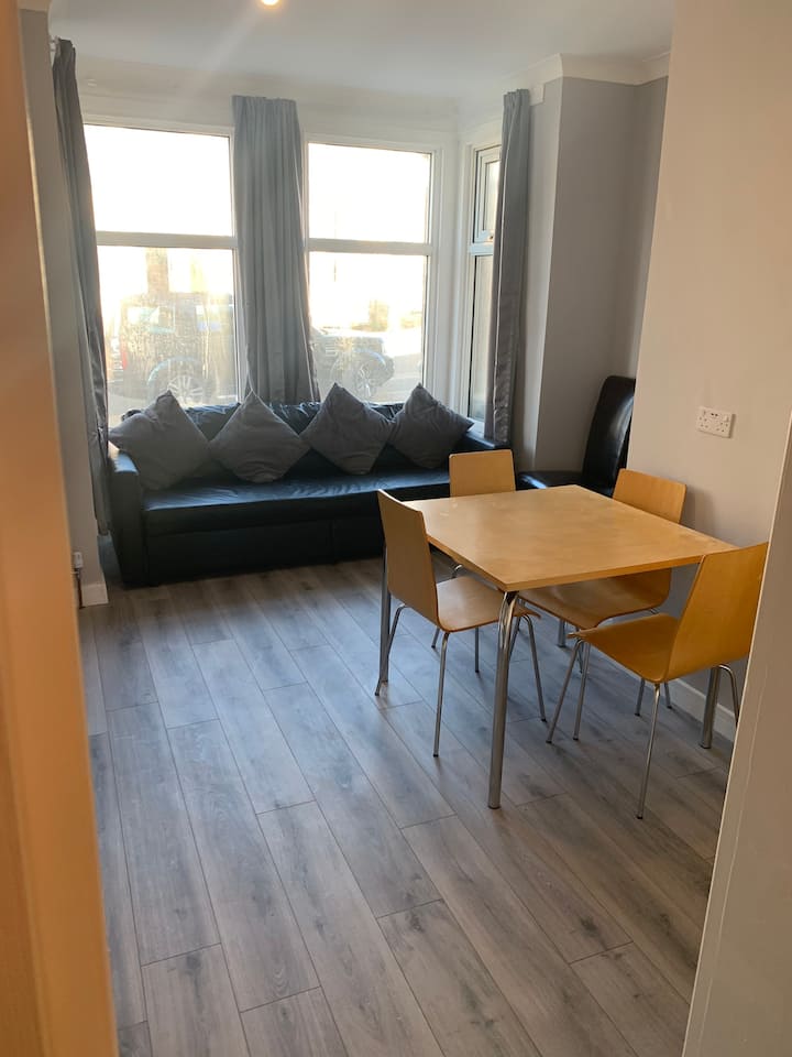 Front/house 1 Bed En-suite Ground Floor Apartment - Southend-on-Sea