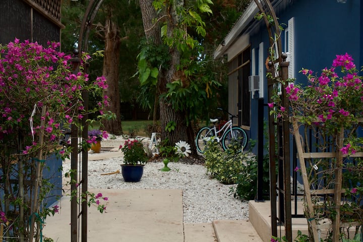 Blue Bungalow-quaint & Quiet-perfect Getaway! - Englewood, FL