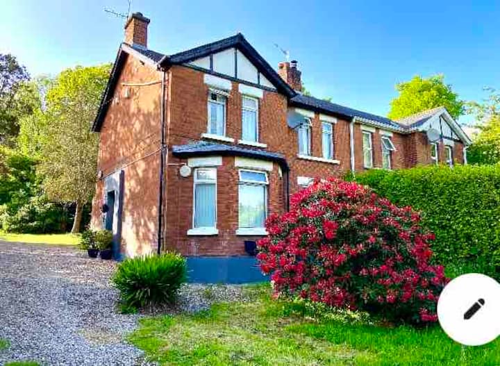 Five + Beds In Quiet Belfast Suburb With Parking - Northern Ireland