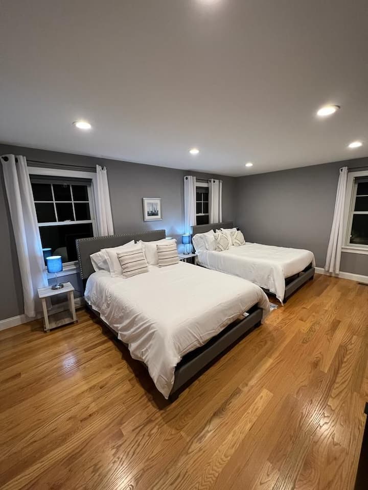 3 Bed Large Boston Home For Groups With Parking - Quincy, MA