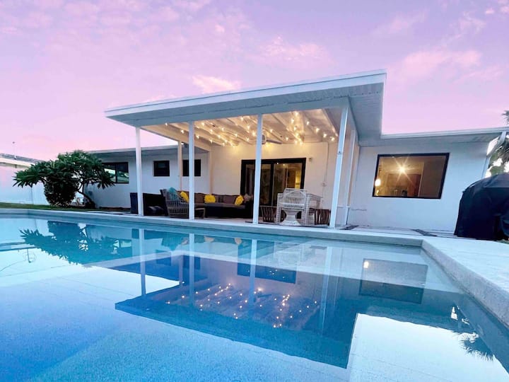 Cocoa Beach Retreat: Saltwater Pool W/ 2 King Beds - Cocoa Beach, FL