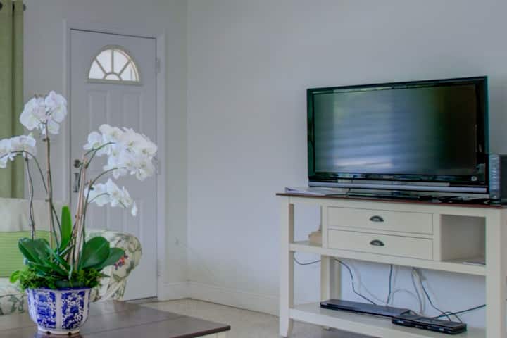 Central Location (Beach, Hospital, Downtown) - Sarasota, FL