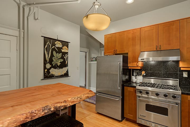 Walk To Space Needle Historic Home With King Bed - Seattle, WA