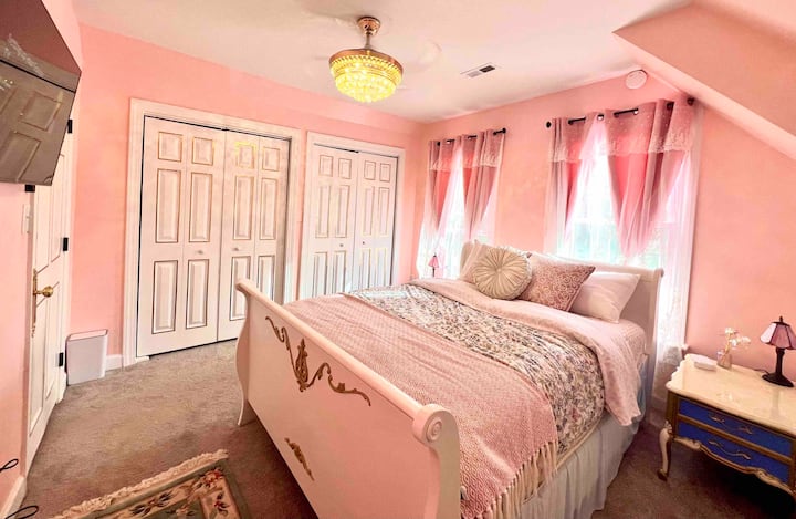 Storybook Room - Deluxe Comfort - Chesapeake, VA