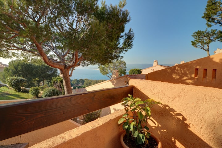 T2 Vue Mer 180° Avec Balcon, Climatisé, Piscine - Le Castellet