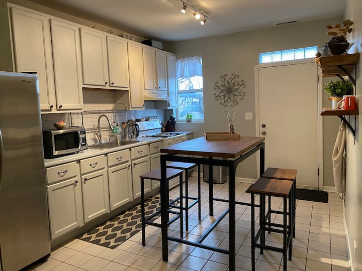 Cozy Spacious Condo Sleeps 6 - New City - Chicago