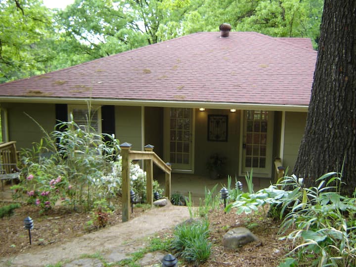 *North Chattanooga Quiet & Cozy Bungalow (Duplex) - Signal Mountain, TN