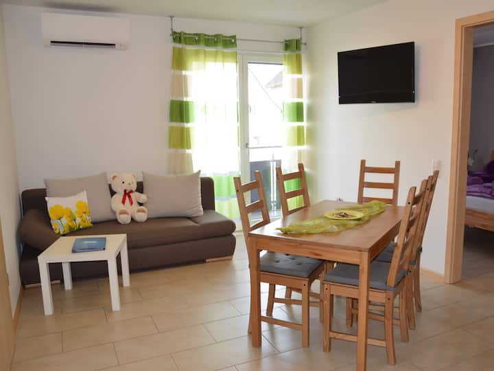 Ferienwohnung Am Brunnen, (Rheinhausen), Ferienwohnung 3, 55qm, 2 Schlafzimmer, Max. 6 Personen - Herbolzheim