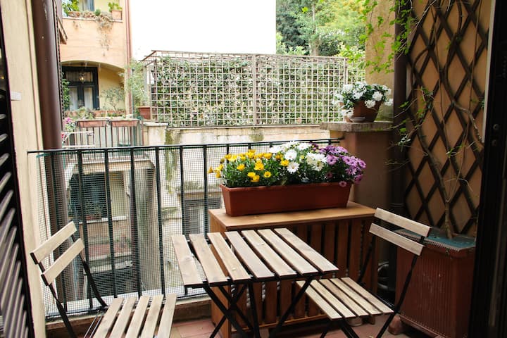 Appartamento Con Terrazzino In Via Del Boschetto - Rome