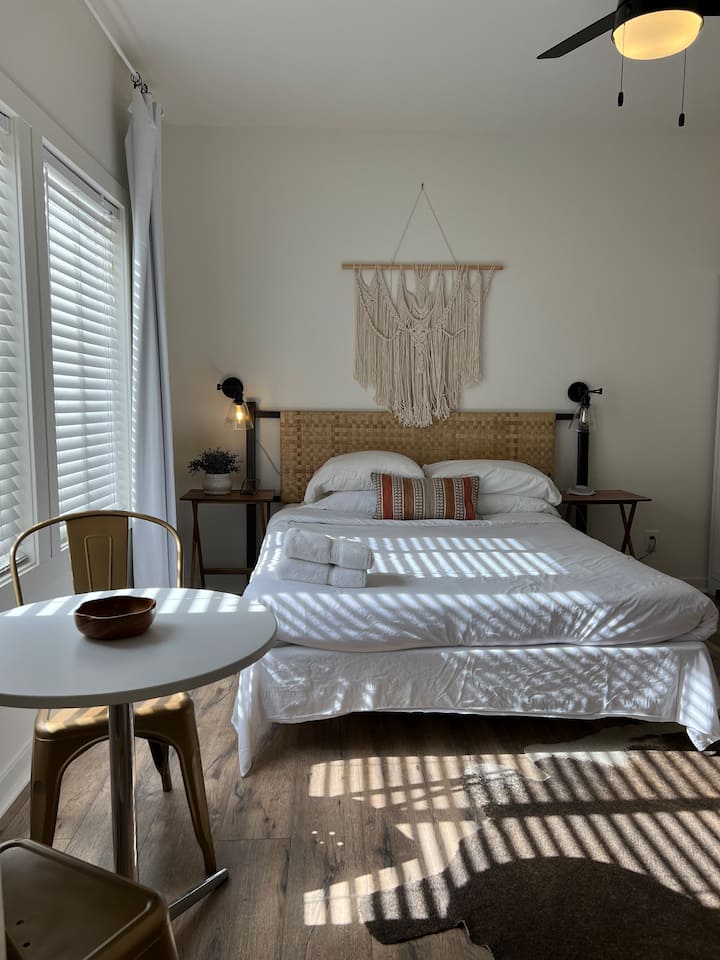 Cozy & Modern Studio - Oakland, CA