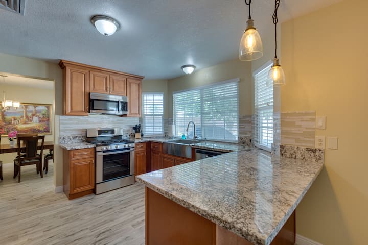 Sleeps 13! 5 Rooms, Rv Parking, Wifi, Near Strip! - Las Vegas Strip, NV