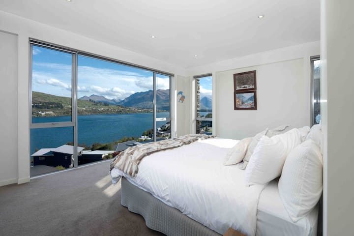 Queenstown Stunning Lake View Holiday Home - Queenstown, New Zealand