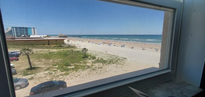 Tranquil Retreat ~ 2blk To Main St ~ Pool Open - Daytona Beach, FL