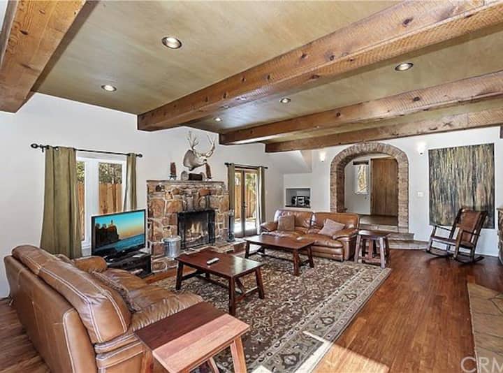Stone Arch Cabin Big Bear With Hot Tub & Game Room - Big Bear Lake, CA