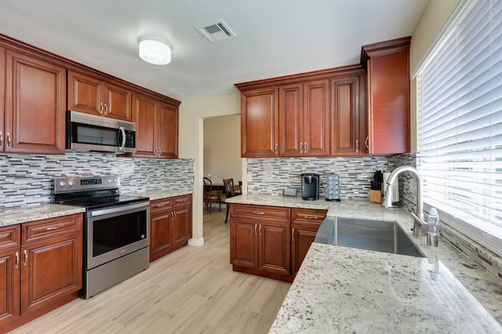 Sleeps 10! Very Close To Strip With Pool! - Las Vegas Strip, NV