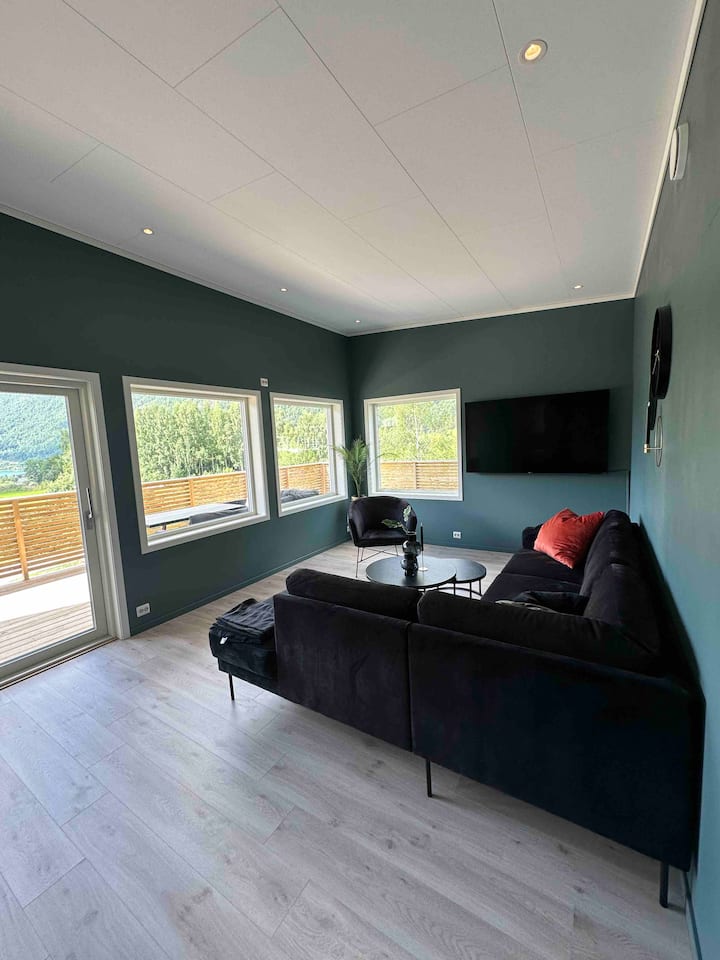 Fjord & Mountain Views W/ Hot Tub In Stryn - Olden