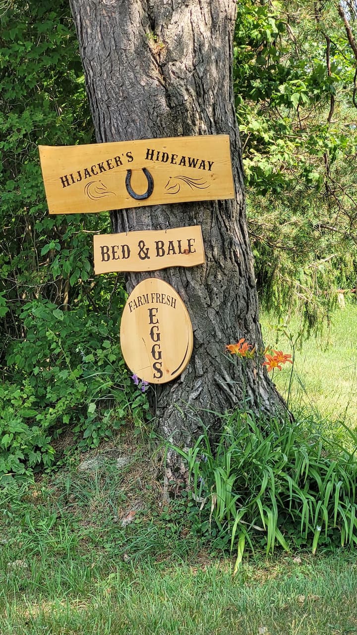 Hijackers Hideaway Bed N Bale - Durham