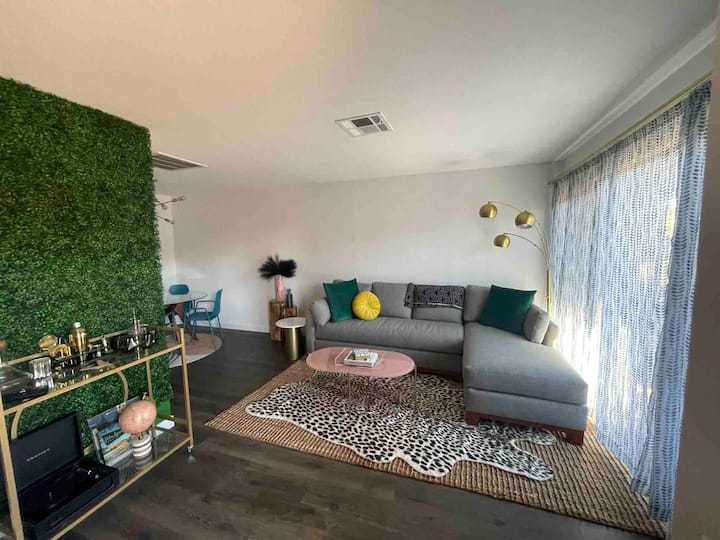 New! Modern 1 Br Condo W/mountain Views & Pool! - Palm Springs, CA