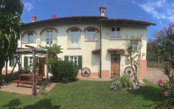 Al Muntisel-intimate Farmhouse-lush Garden & View - Alba