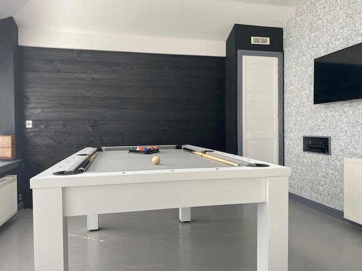 Large Modern Stylish Home - Aberdeen