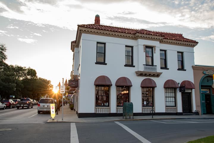 Petit Bout De France : Parisian Luxury Apartment - St. Augustine Beach, FL