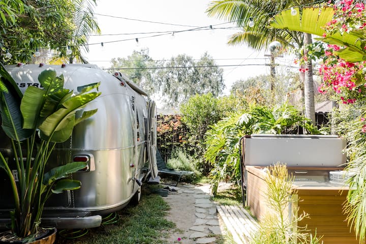 Airstream And Jacuzzi: A Lovely Couple’s Retreat! - Santa Monica, CA