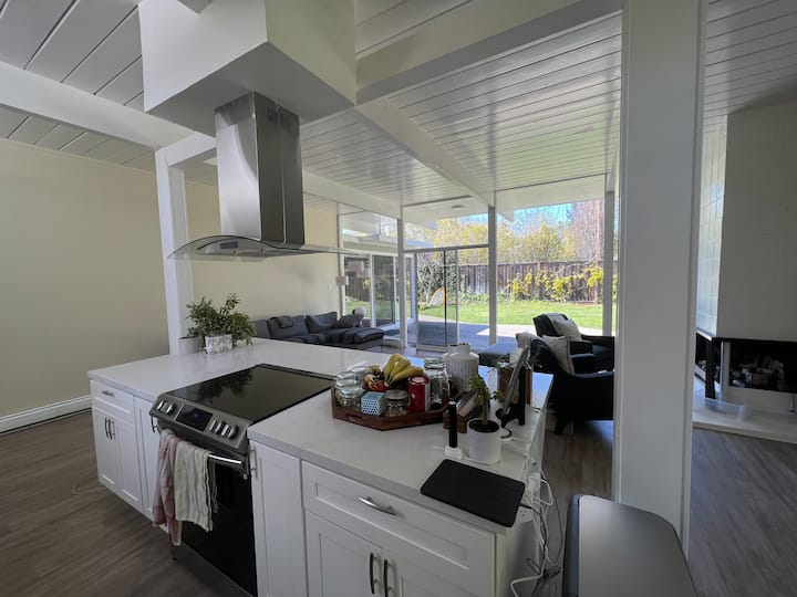 Bright 3-bedroom House With Large Yard - 마운틴뷰