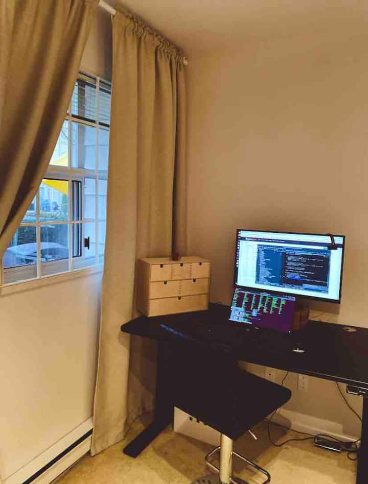 Bedroom With A Double Bed, Full Private Bath - Coquitlam