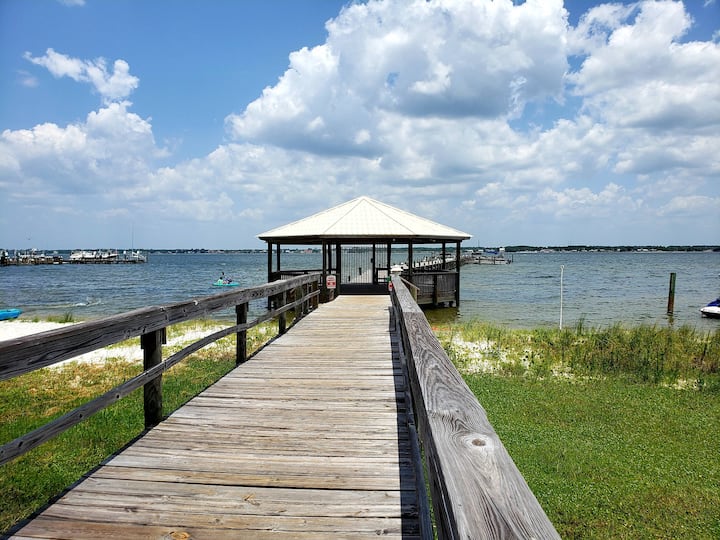 Steps From The Beach. - Navarre, FL