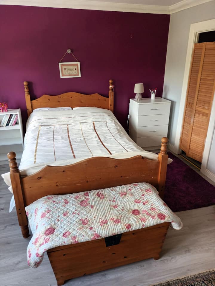 Large Double Room Ensuite
Extra Bed Can Be Added . - Oranmore