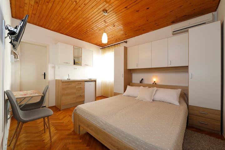 Room For 2 Persons Baška Voda - Baška Voda