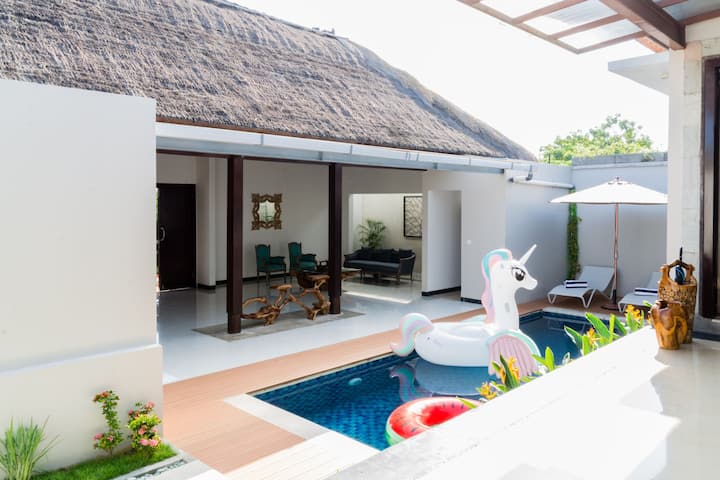 Luxury 3 Bedroom Villa By The Sunset Road - Seminyak