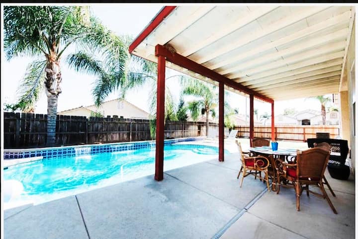 Modern Home With Pool. 4 Beds 2 Living Fits 16! - Fresno, CA