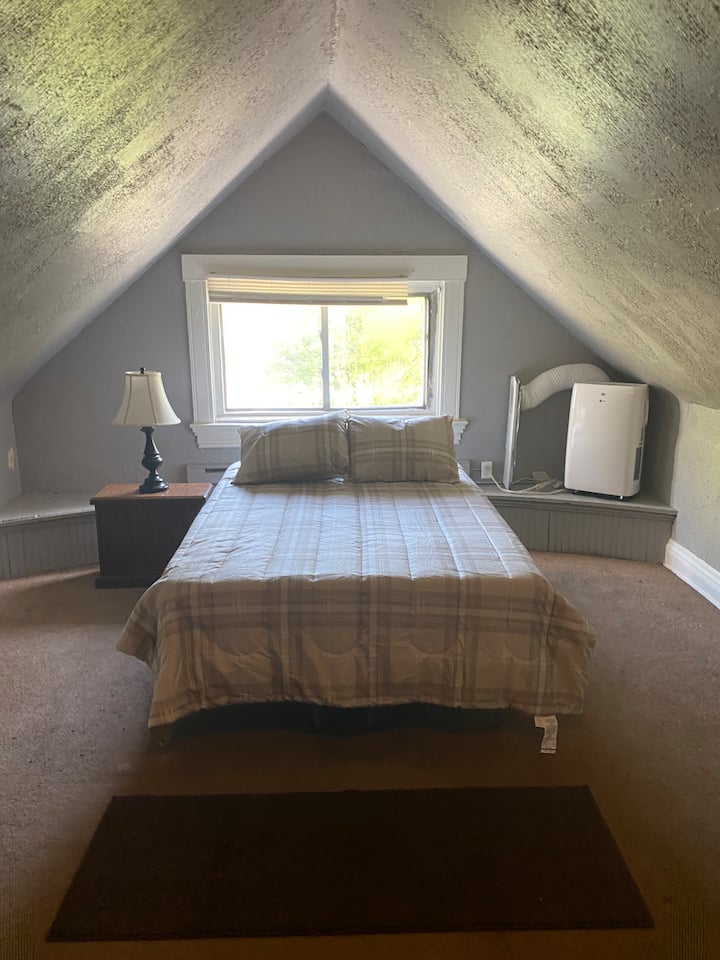 Awesome Attic Studio Private Room 3a - Cincinnati