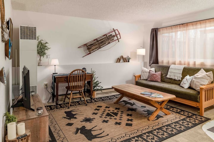King Bed • Near Airport • Rooftop Deck - Anchorage
