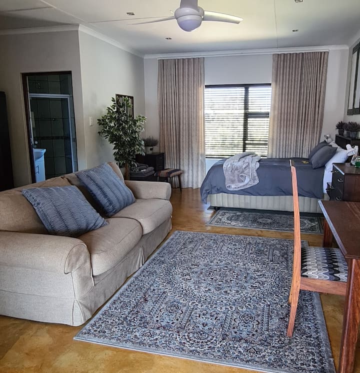 Upstairs R-1 Self-catering Unit - White River