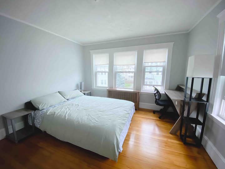Spacious 4br, Plenty Parking, 15m To Boston - Newton, MA
