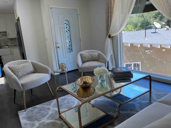 Adorable White House 2 Bedrooms - Burbank