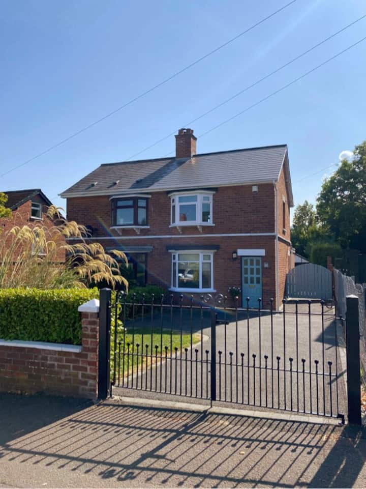 Beautiful Modern Home Minutes From City Centre - Solitude