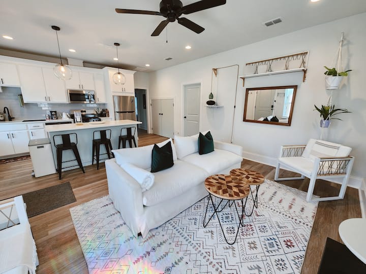 Modern 2b/2b Near Whole Foods | Walkable & Stylish - Tallahassee, FL