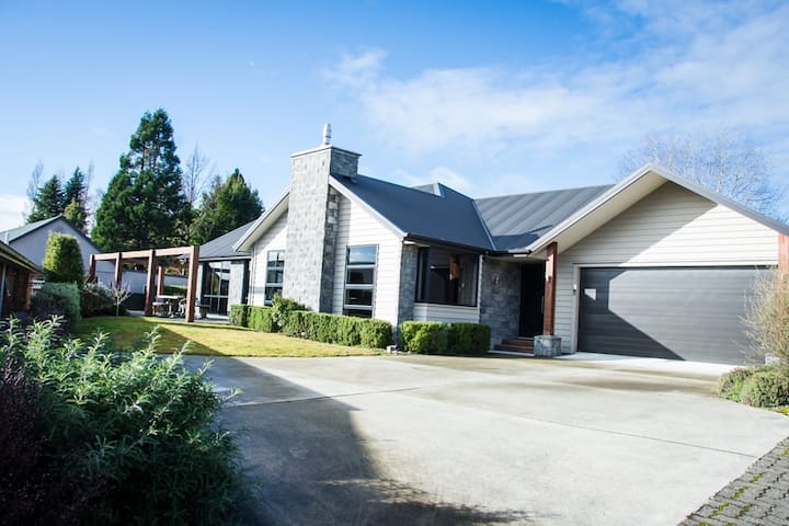 Modern, Spacious Te Anau Home - Te Anau