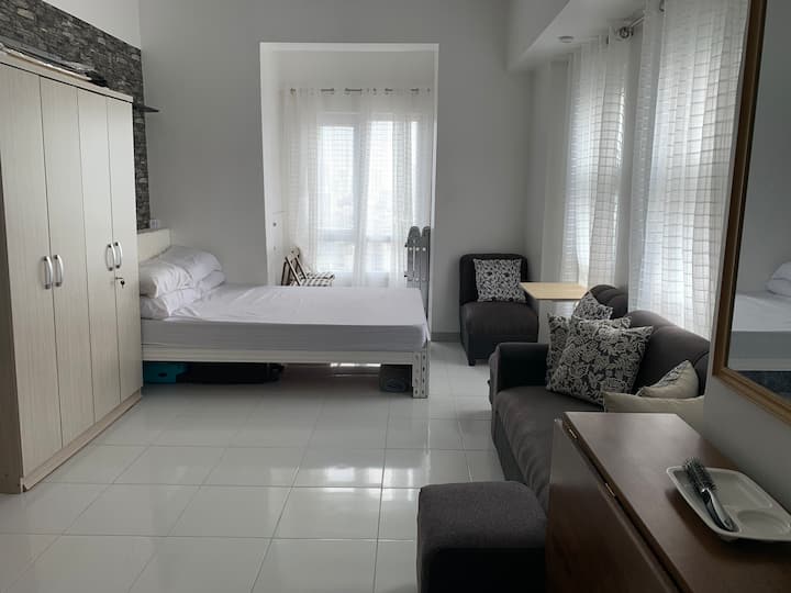 Qc Studio Unit Along Edsa - Quezon City