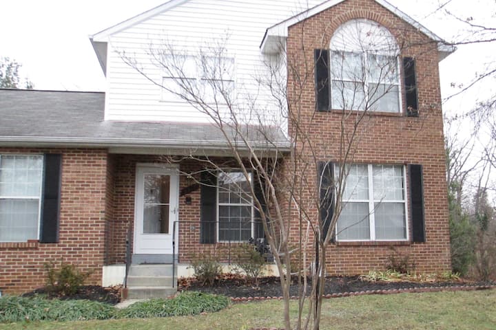 Quaint 3/2.5 Home Near National Harbor - Clinton, MD