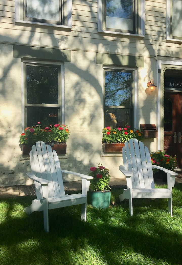 Old Town Cosmopolitan Four Bedroom, Four Bath - Chicago, IL