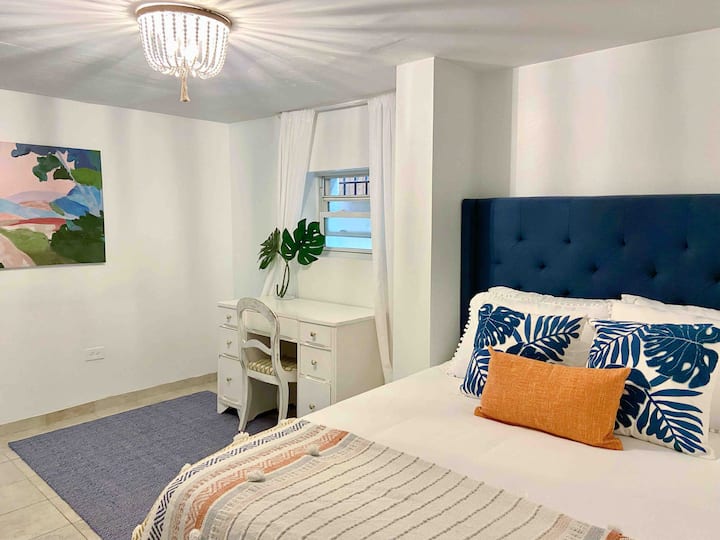 Cute & Cozy Tropical Theme Garden Suite - Chicago, IL
