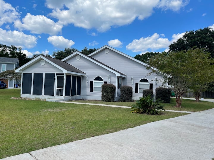 Large 4 Bedroom House. Very Private Neighborhood - Bluffton, SC