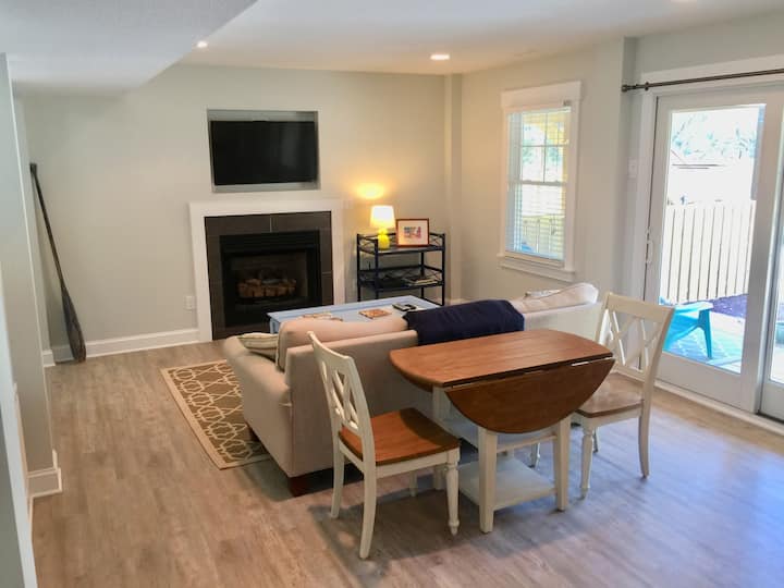 Gas Fireplace, Spacious & Private. Walk To Beach - Holden Street, NC