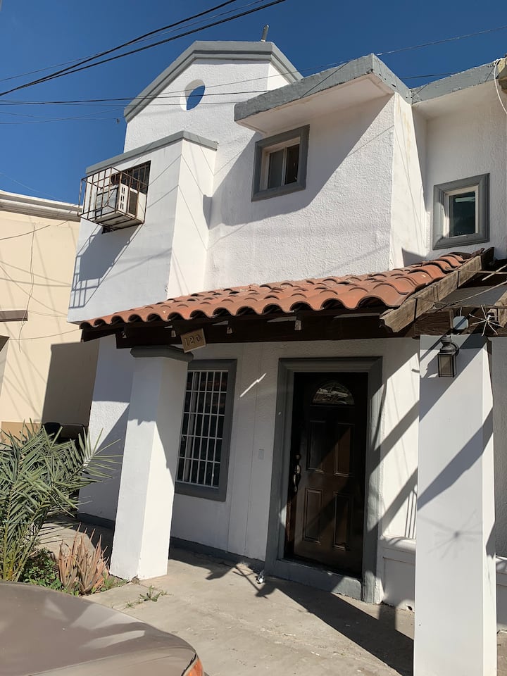 Bella Casa Cerca De Teatro, Hospitales Y Garita. - Mexicali