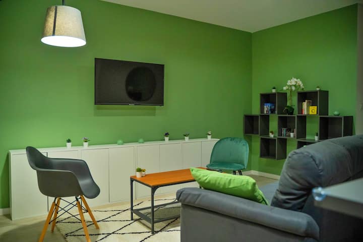 Spacieux Appartement Avec 5 Chambres Confortables - Bron